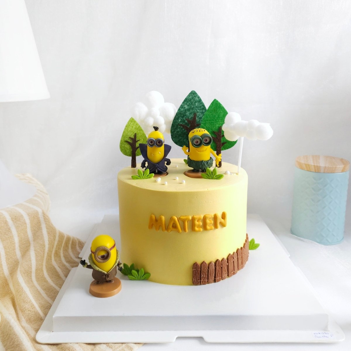 Simple Minion Theme Cake