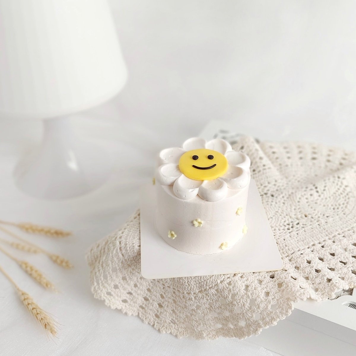 Mini Cake 3 Inches with Character Design - Smiling Flower — YippiiGift